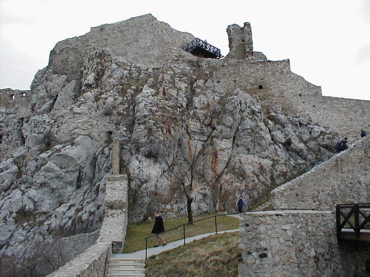 Devín má vlastný erb, pečať a vlajku