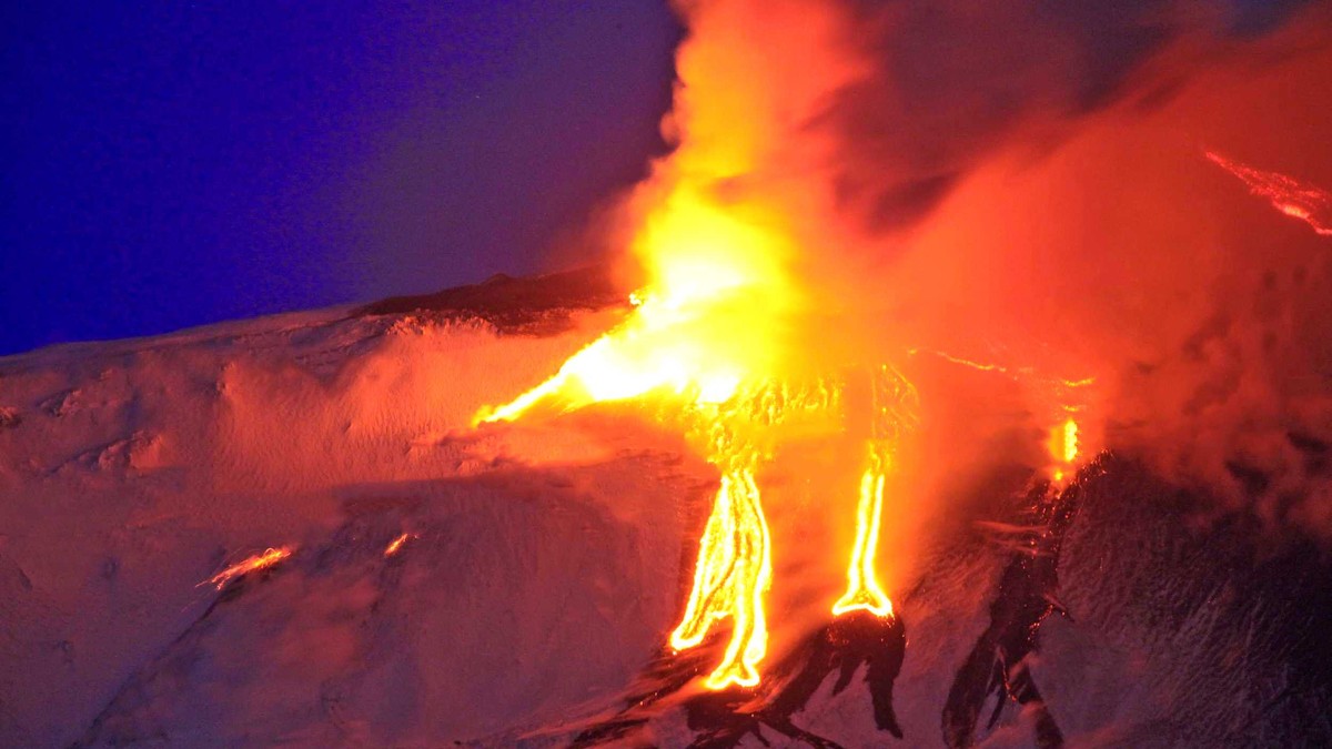 Najväčšia sopka v Európe chrlí lávu, desať ľudí je zranených