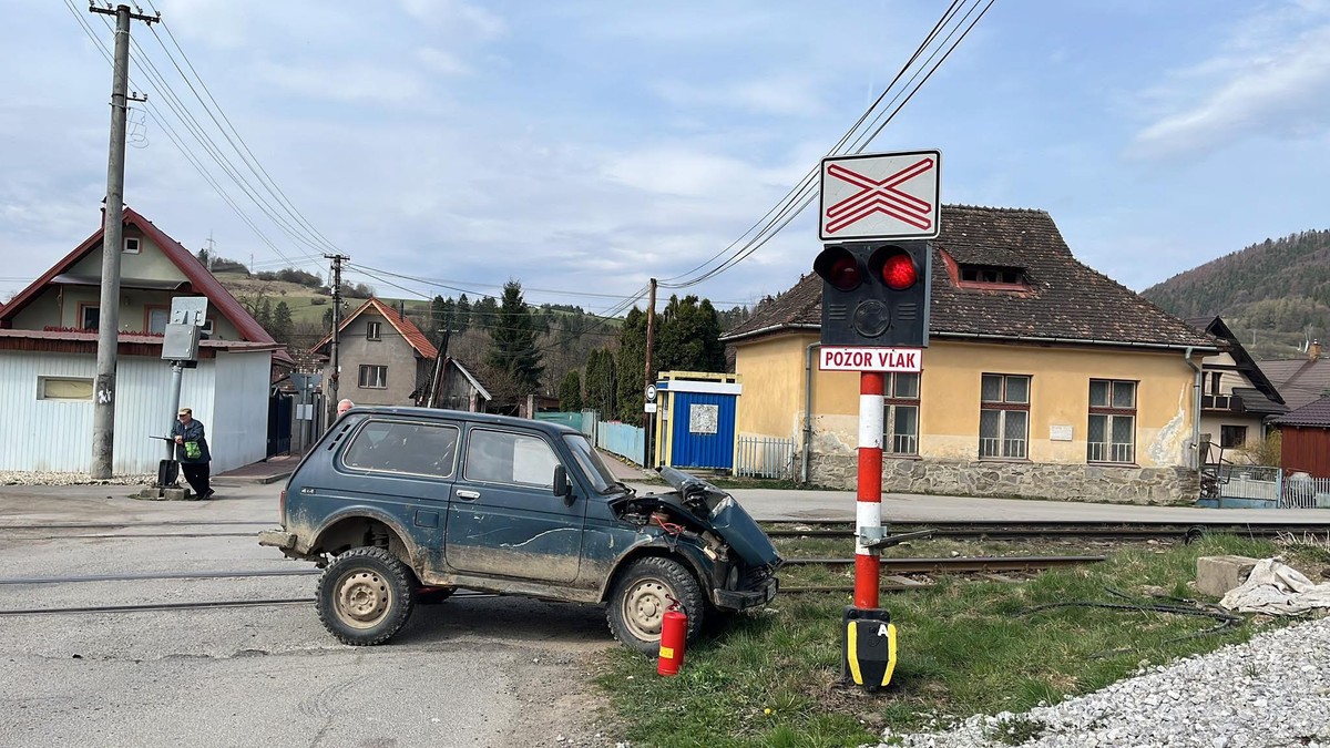 Nehoda na železničnom priecestí: Vlak na Orave narazil do auta
