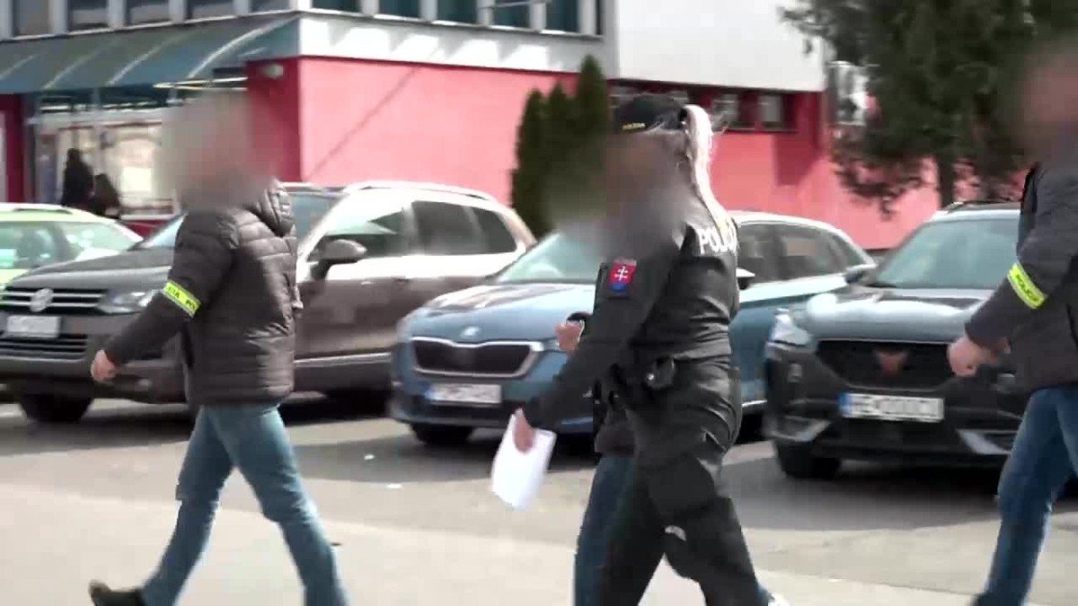 Iba 19-ročná dievčina prepadla na ulici muža. Zbila ho, zvalila na zem a potom okradla