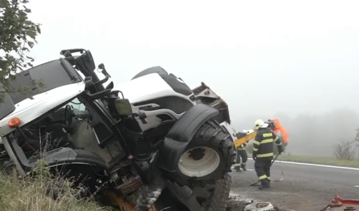 Vážna dopravná nehoda: Traktor s bagrom prešiel do protismeru a zišiel ...