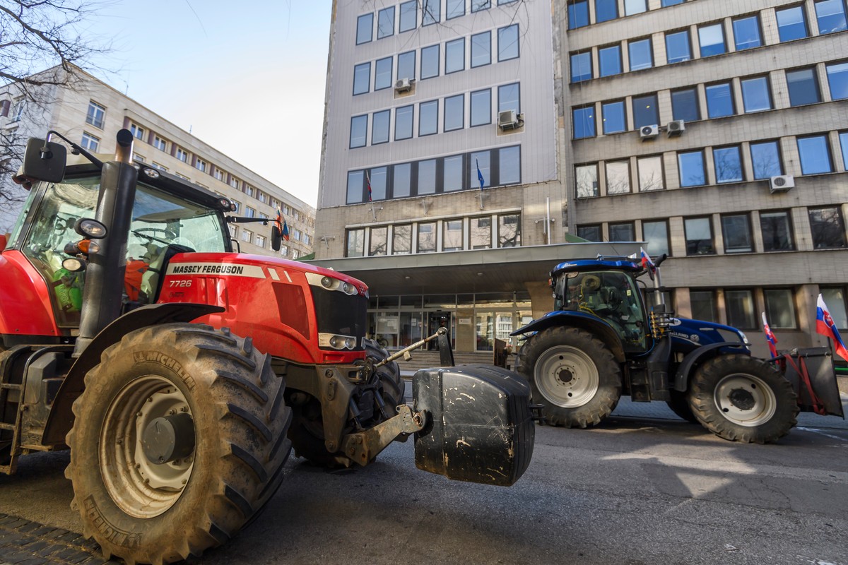 Protest farmárov v Bratislave. Pred ministerstvom sa opäť zišli farmári ...