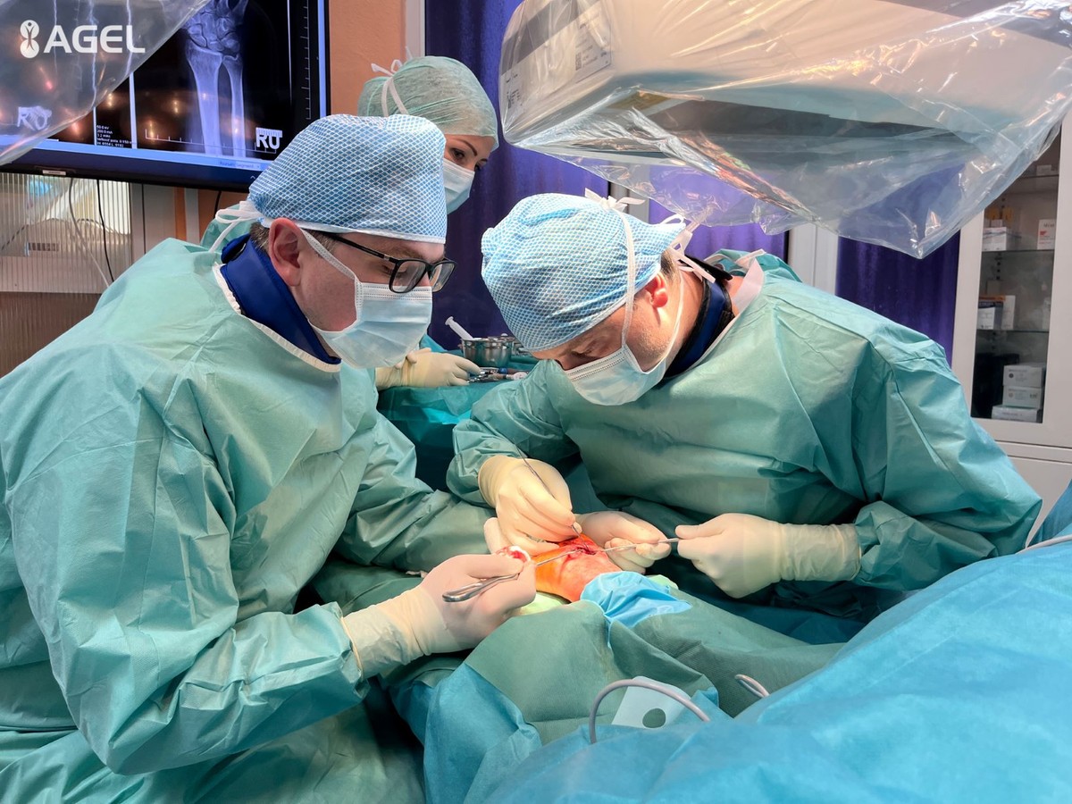 Na Kramároch sa podarila unikátna operácia. Pacientovi z mozgu vyberali ...