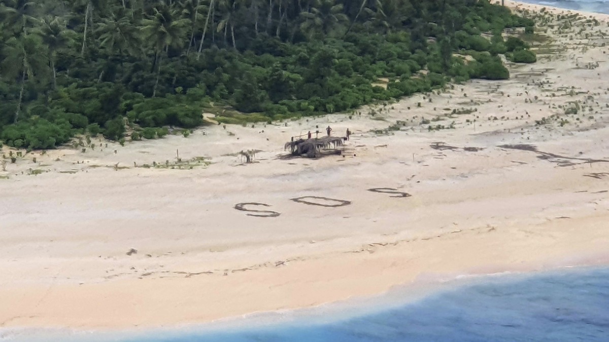VIDEO: Traja muži stroskotali na opustenom ostrove. Zachránil ich nápis SOS