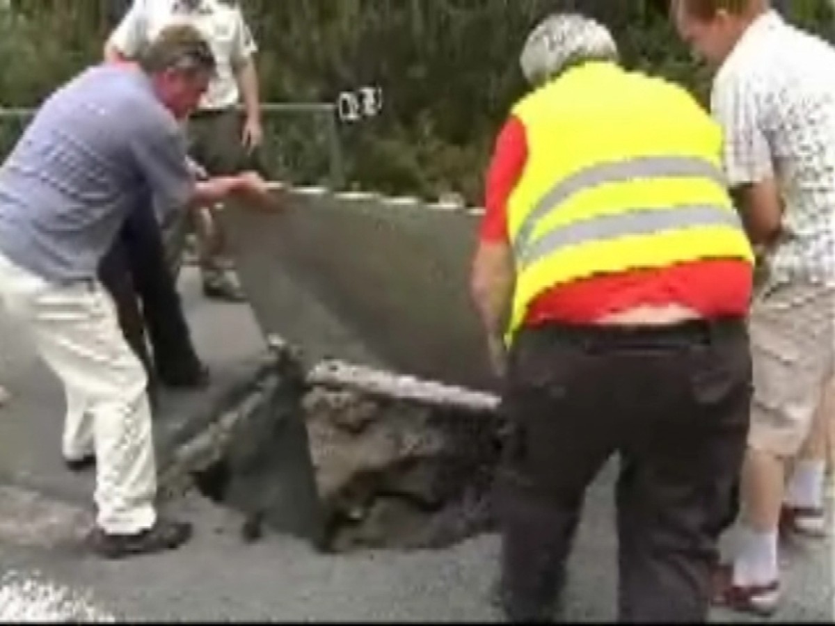 Po daždi sa prepadla cesta