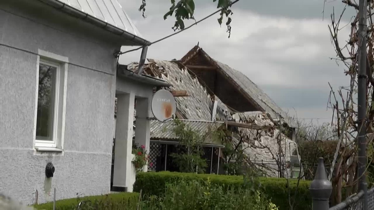 Zničené strechy a rozbité autá. Škody zo živelnej pohromy odhadujú na 2 ...
