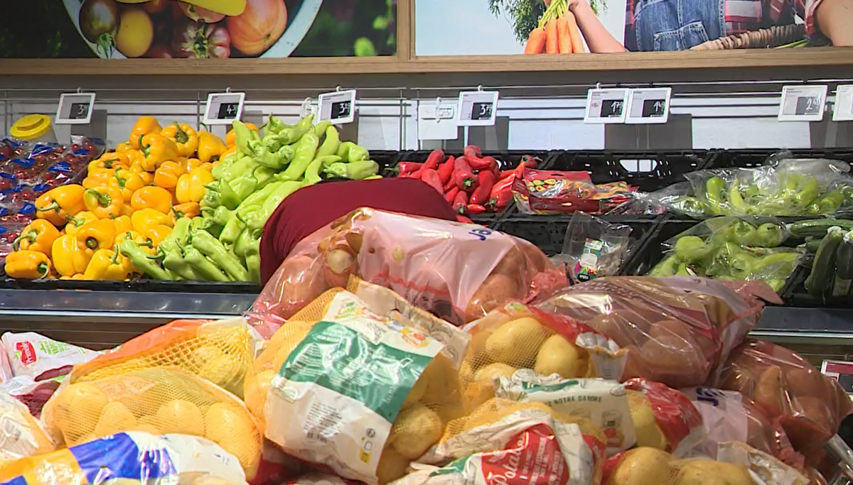 Napriek vyšším cenám sa Slováci pred sviatkami s nákupom potravín neobmedzujú