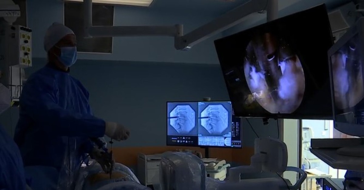 Unikátna operácia na Slovensku: Endoskopický zákrok vyskočenej platničky