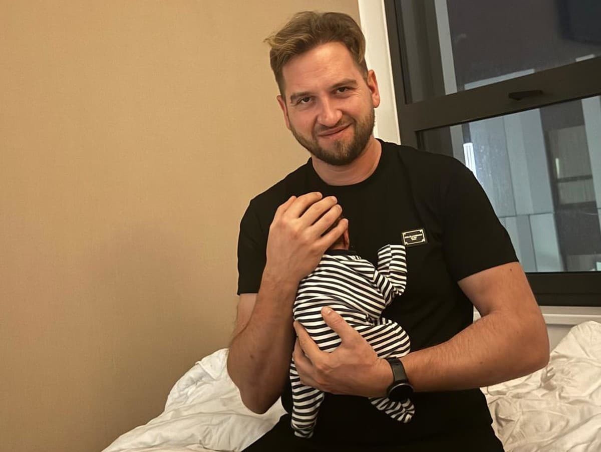 Samuel TOMEČEK sa stal otcom, synček dostal netradičné meno