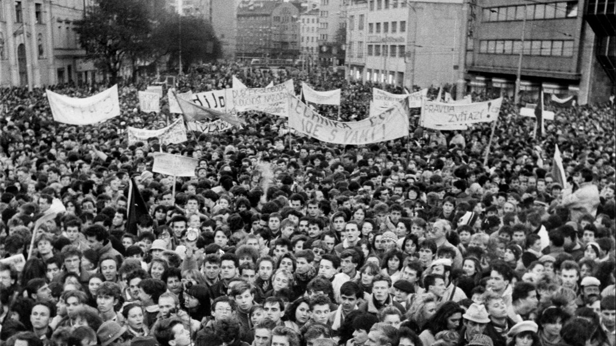 Udalosti 17. novembra 1989 a pád komunistického režimu. Takto sme si ...