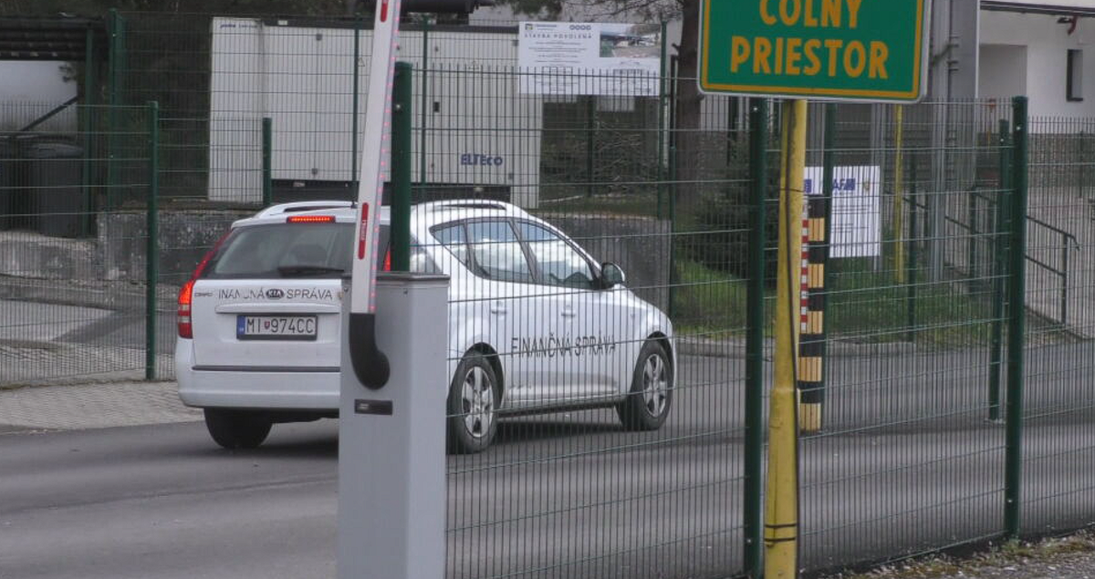 Colník čelí obvineniu z podplácania. Hrozia mu tri roky väzenia