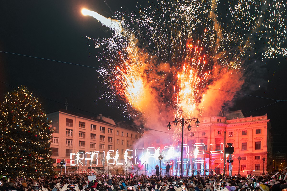 Slovensko privítalo Nový rok 2024 bez ohňostroja, ale so svetelnou šou