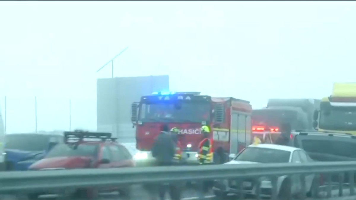 Na českej D1 sa pred Brnom v smere z Prahy zrazilo 38 áut a 2 kamióny