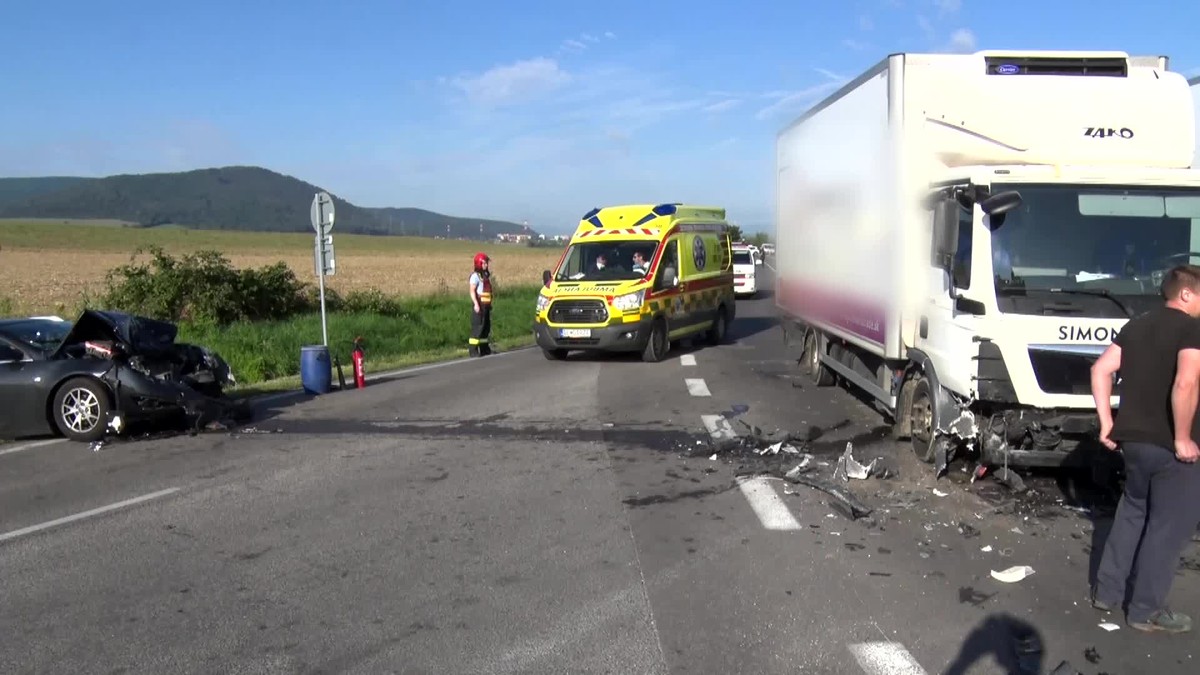 Vážna nehoda nákladného a osobného auta: Trojročného chlapčeka s úrazom ...