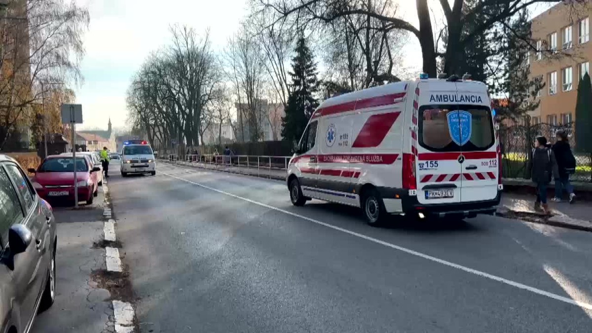 Do žiaka piateho ročníka vrazilo auto priamo pred základnou školou. Previezli ho do nemocnice