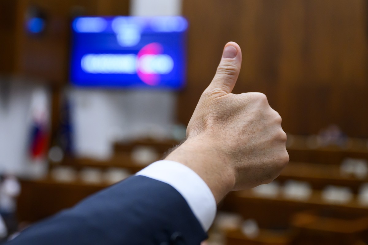 Parlament schválil konsolidačný balík. Opozícia skandovala „hanba“