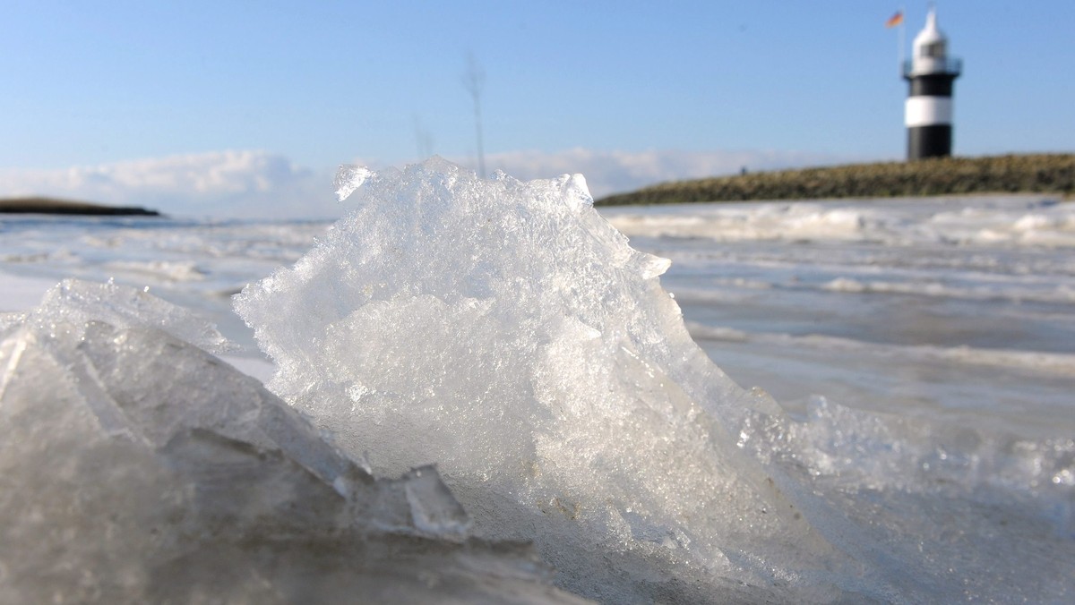 Zamrzlo aj Čierne more! Ľudia sa po ňom prechádzajú i bicyklujú!