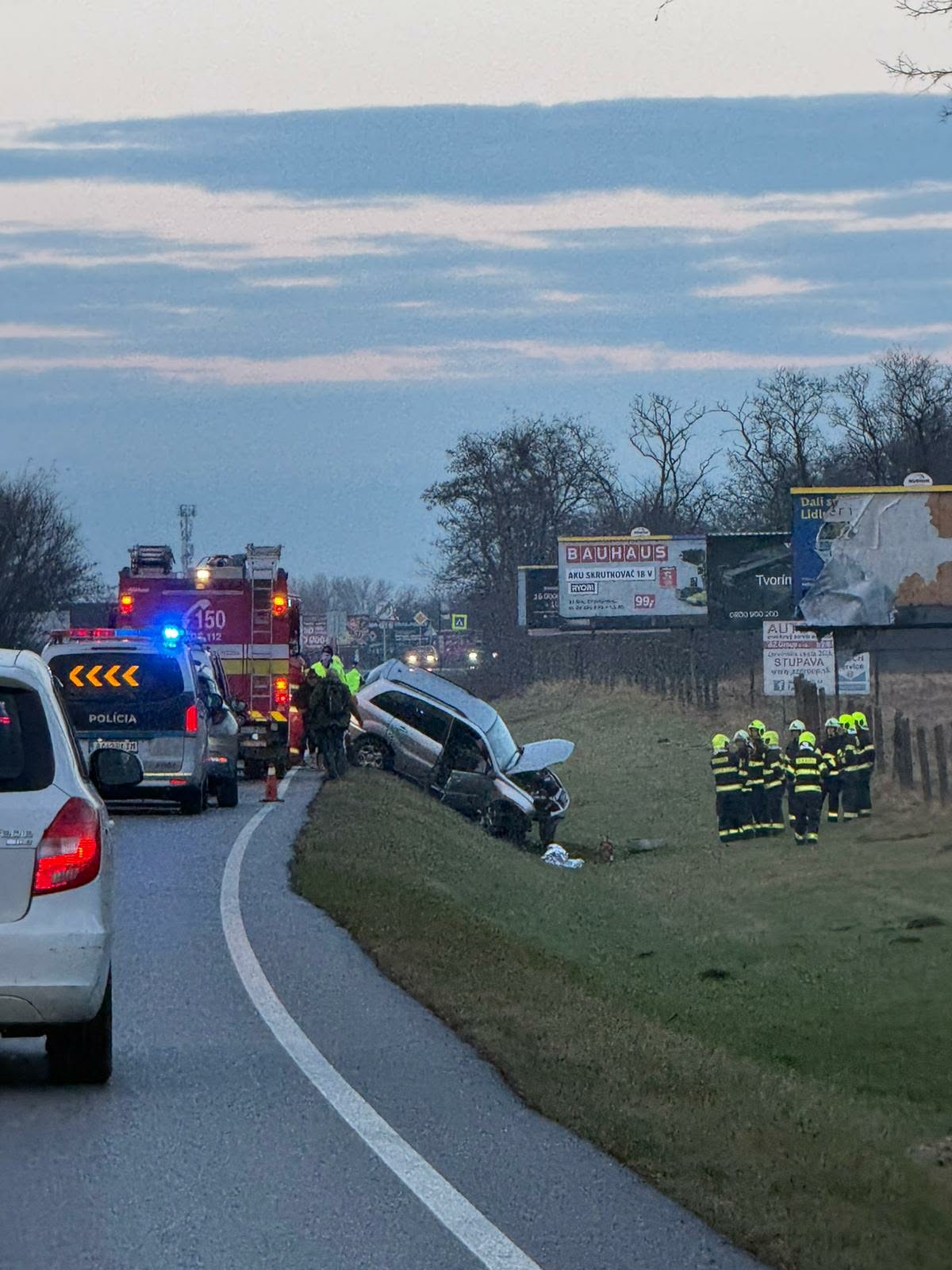 Nehoda na ceste do Záhorskej Bystrice: Osobné auto zišlo z cesty