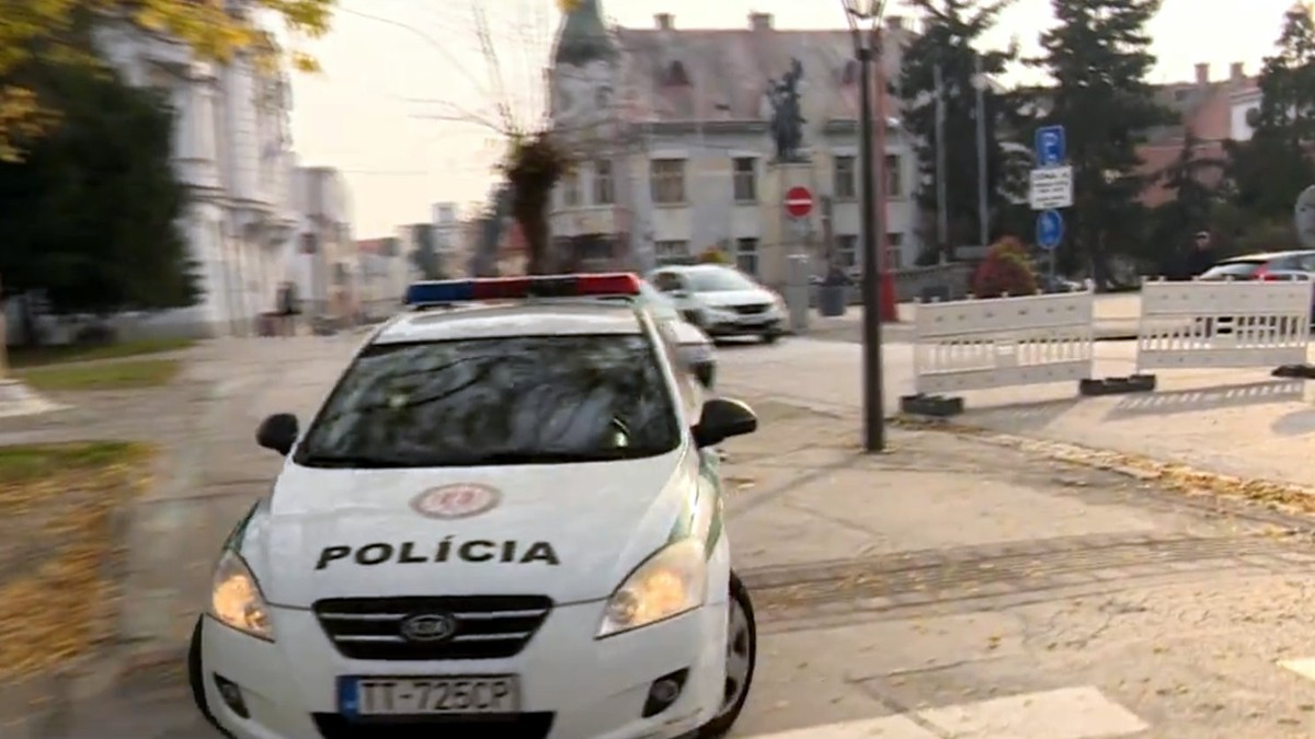 Trojica, obvinená z okrádania dôchodcov sa postavila pred súd. Pred ...