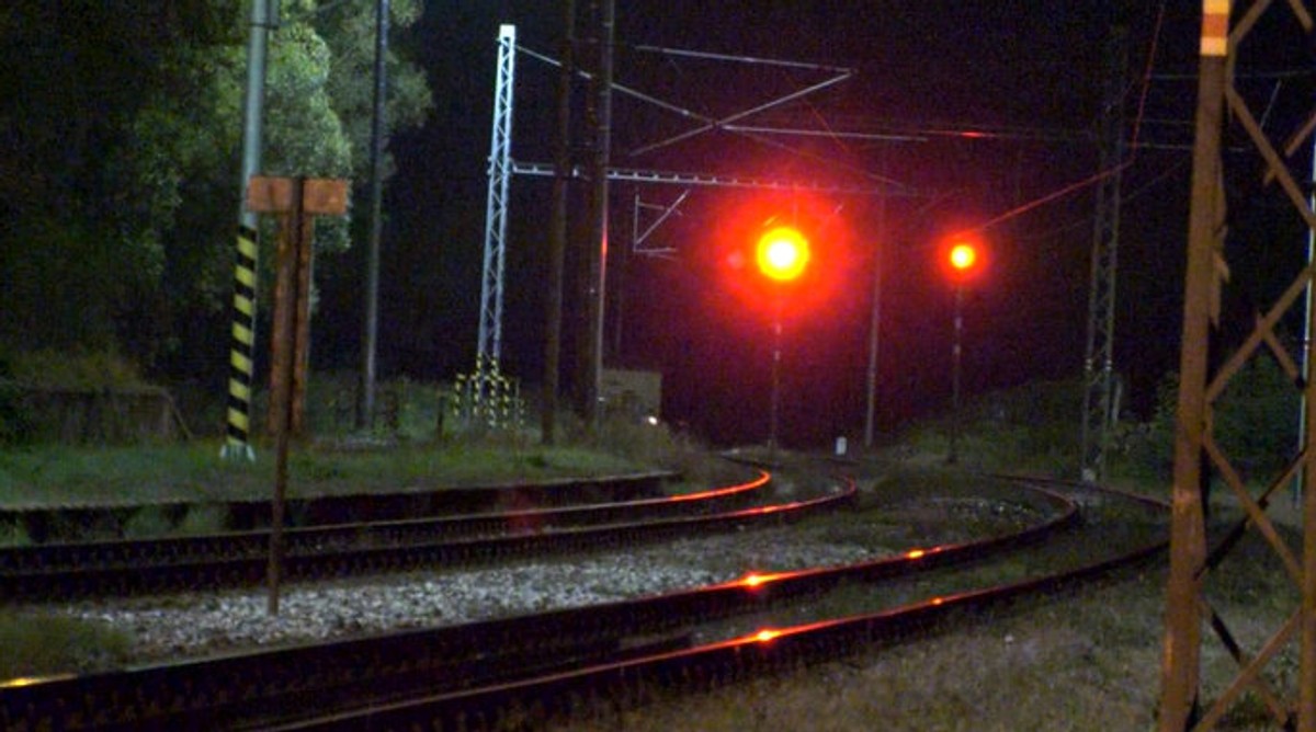 Rušňovodič napriek rýchlobrzde nedokázal zabrániť nehode. Vedľa trate ...