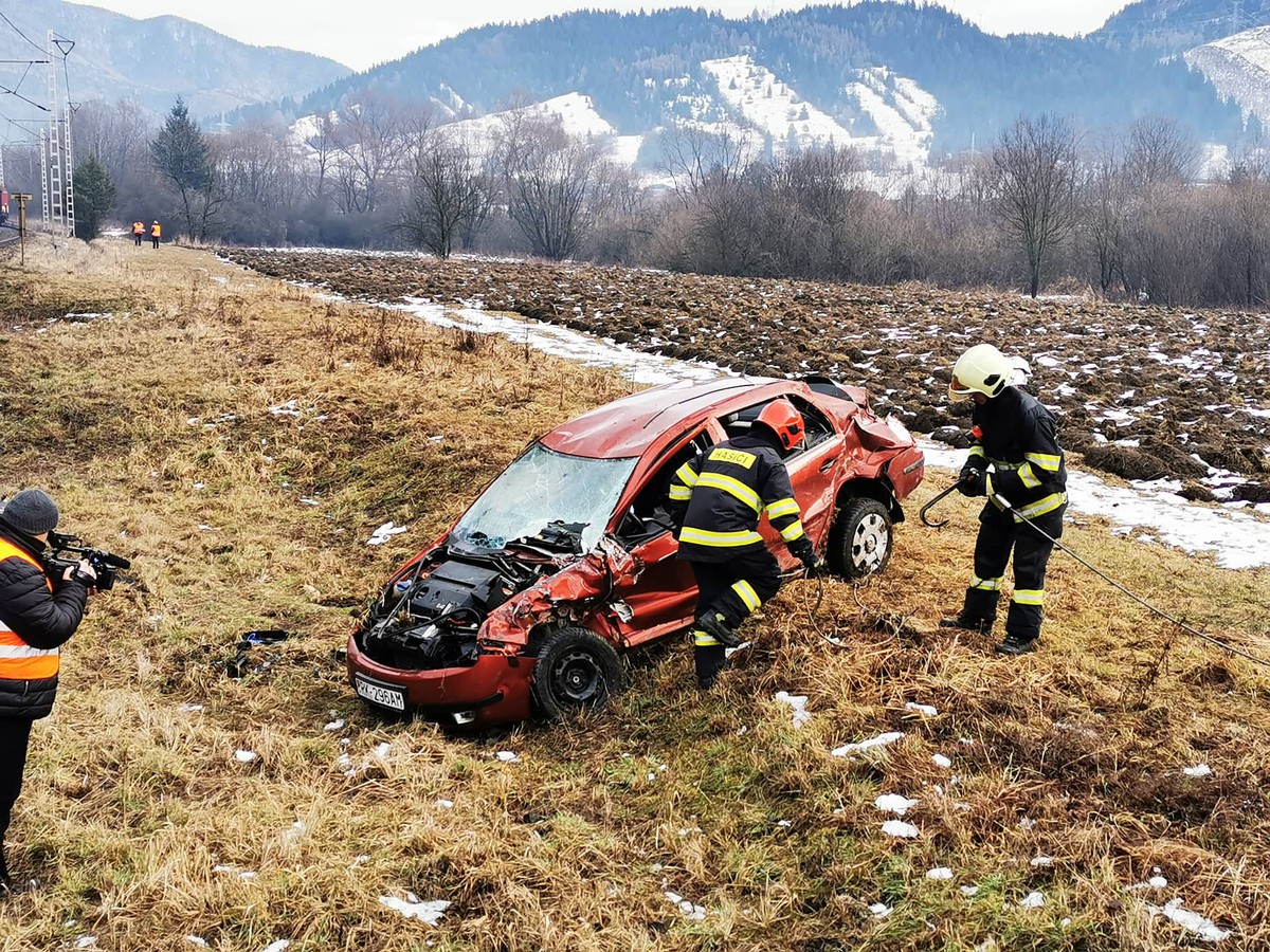 Desivá nehoda pri Ružomberku. Na železničnom priecestí sa zrazil vlak s ...