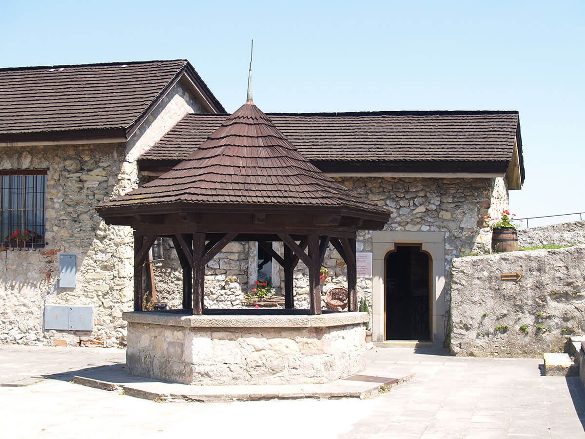 Preskúmali Studňu lásky na Trenčianskom hrade. Kam viedla tajná bočná chodba, ktorú v nej našli?