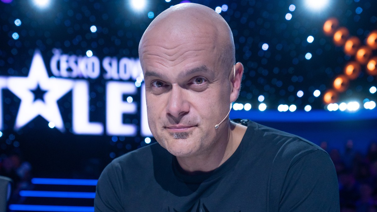 Koniec účesu “na koleno”! Jaro Slávik sa nechal vylepšiť, výsledok už ...