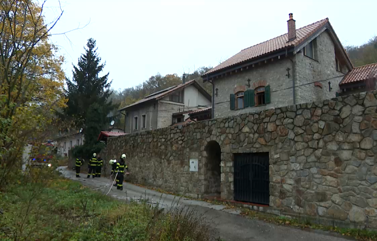 V Devíne vypukol požiar. Horel neobývaný rodinný dom