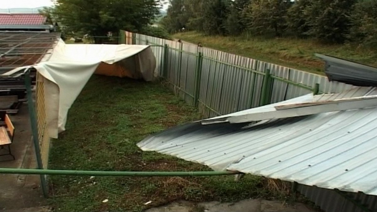 vyvrateny plech plot smrst vietor | Víchrica na Slovensku