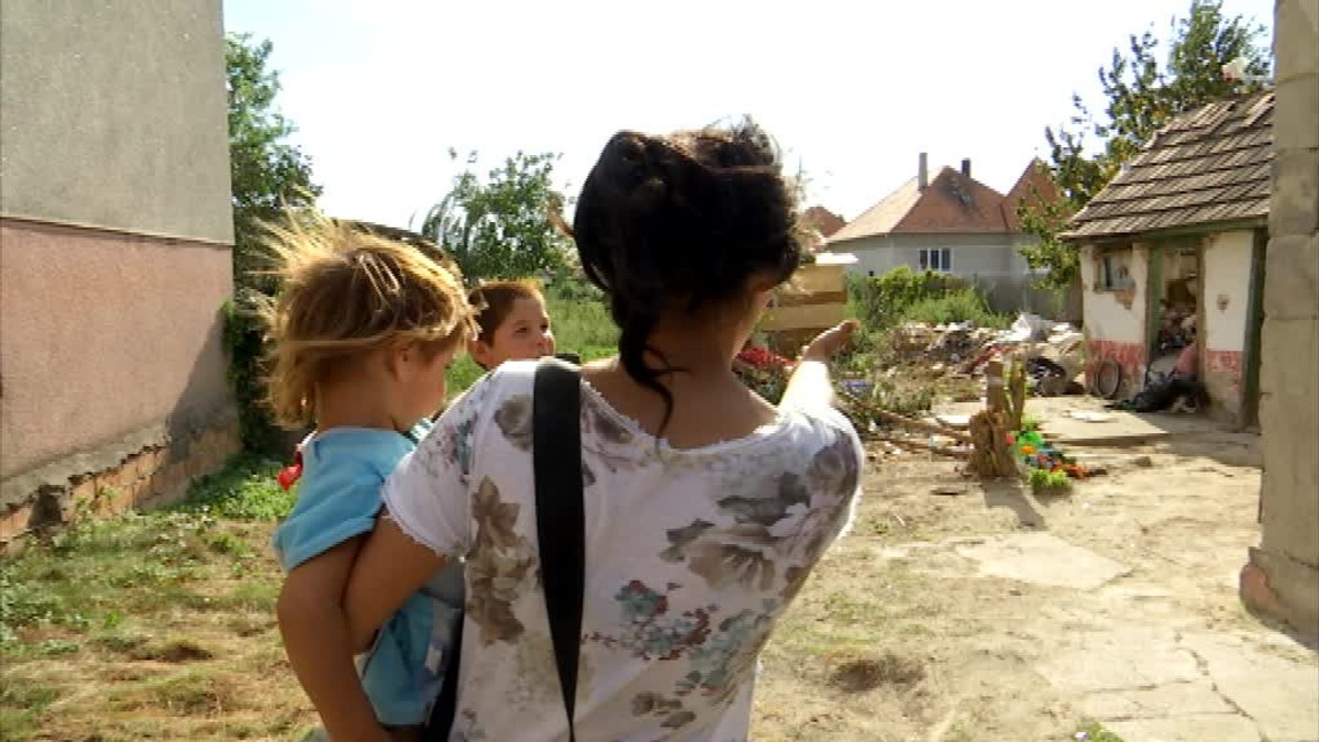 Rómska rodina sa prisťahovala do dediny. Domáci sa jej boja, požiadali ...