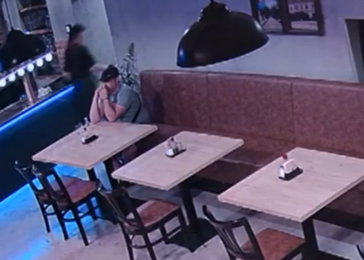 Zlodej okradol reštauráciu priamo pod kamerou. Čašníčku nervózne ...