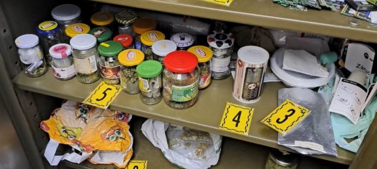 Policajt predával drogy priamo pod oknami policajnej budovy