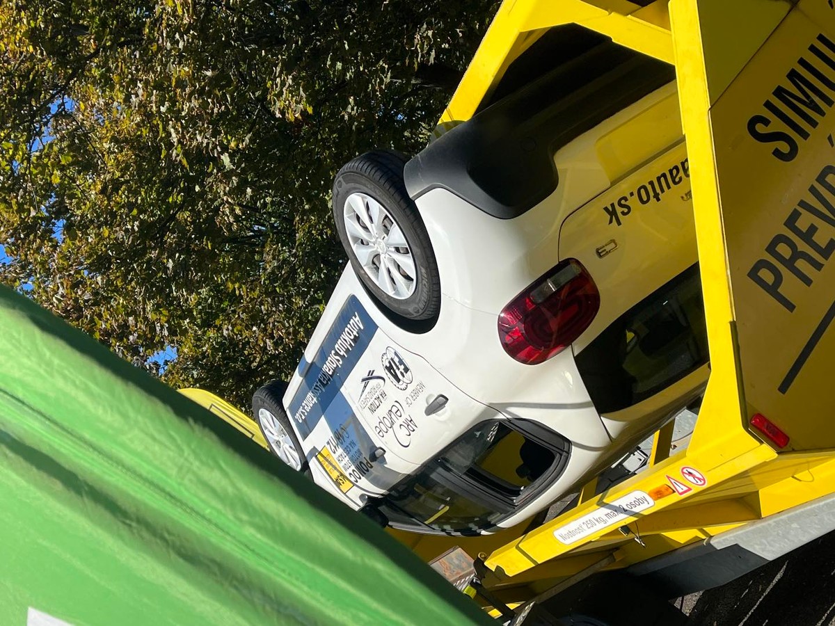 VIDEO: Policajti nechali vodičov prevrátiť sa s autom na strechu