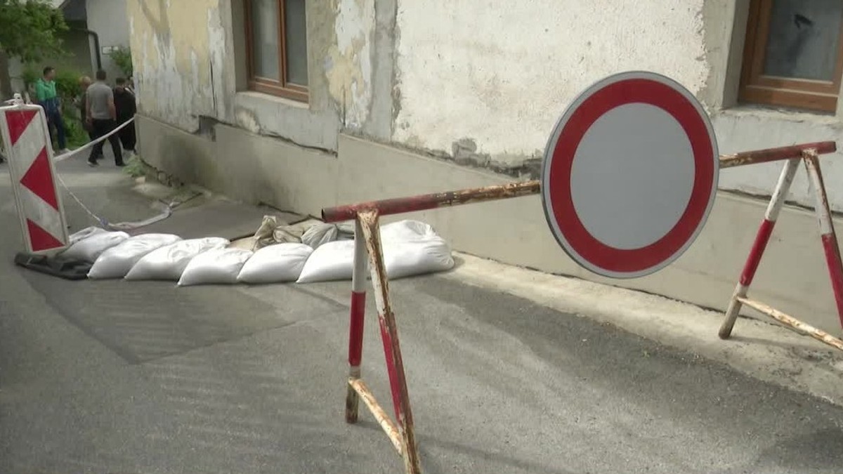 Pri rodinnom dome sa prepadla cesta. Hrozilo aj poškodenie plynovodu