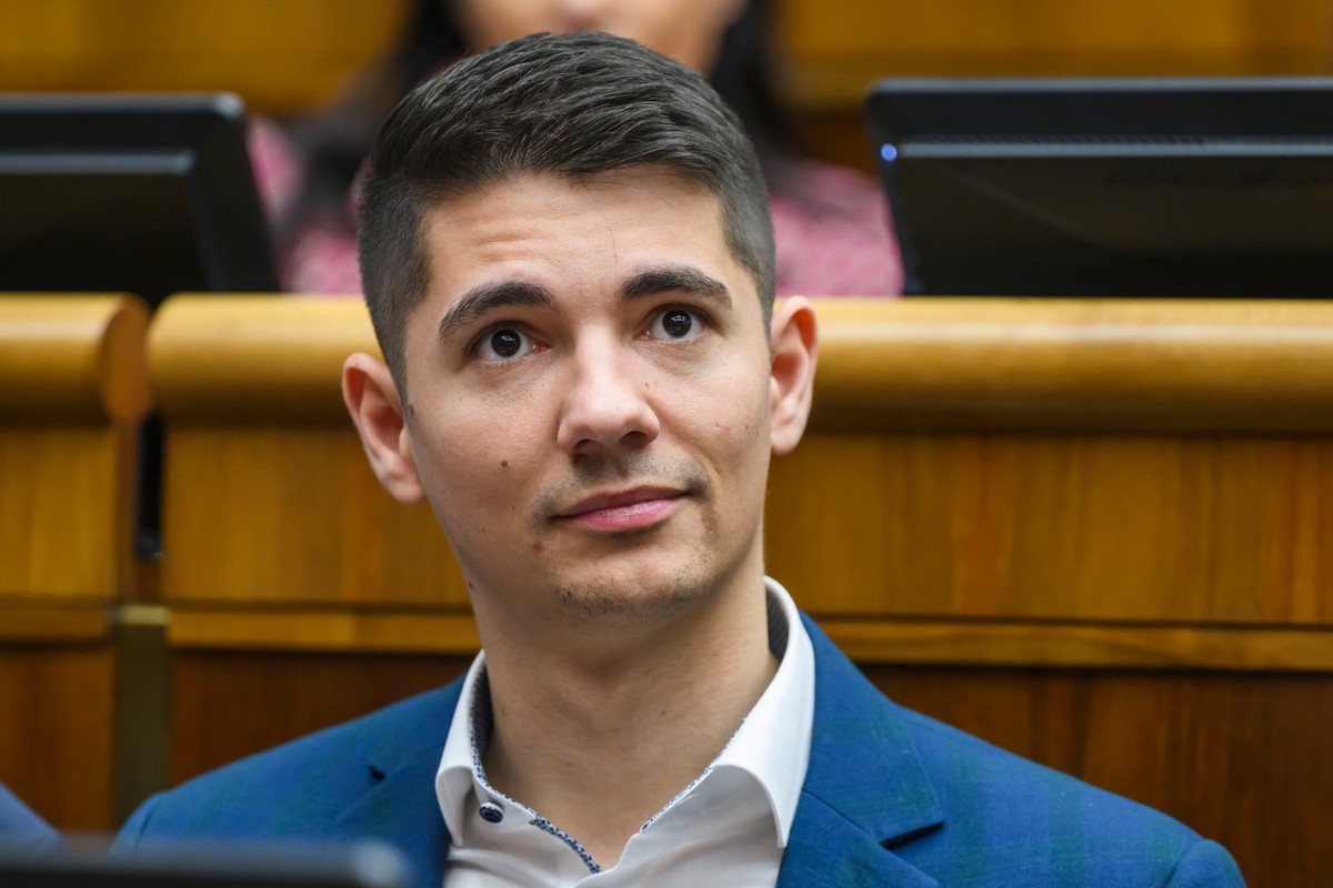 Erik Kaliňák sa má opäť stretnúť s Andrewom Tateom. Opozičné poslankyne ...