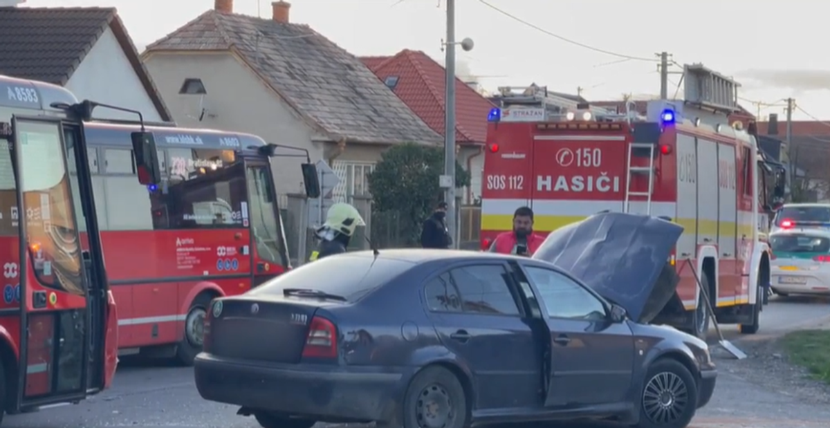 Pri zrážke autobusu a osobného auta sa zranili viacerí ľudia