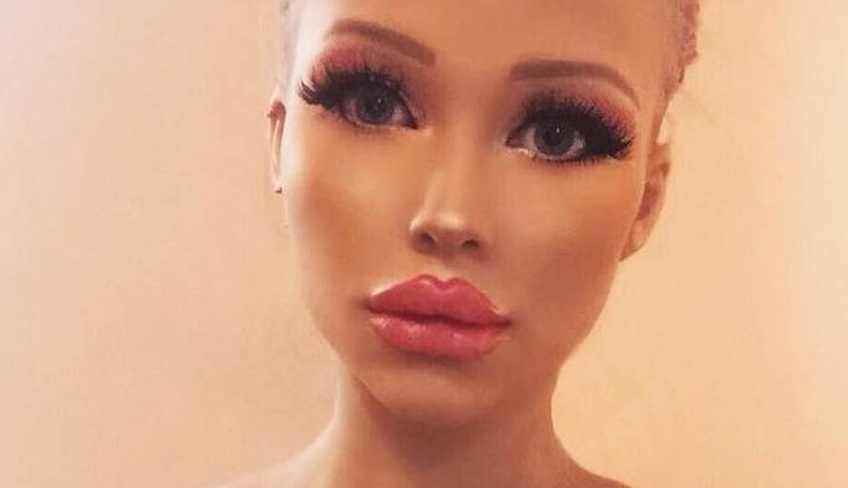 Česká Barbie ukázala prsia osmičky po plastike