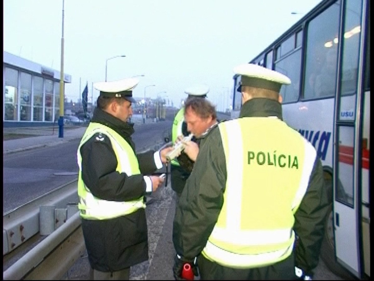 Policajti si dnes posvietili na autobusárov