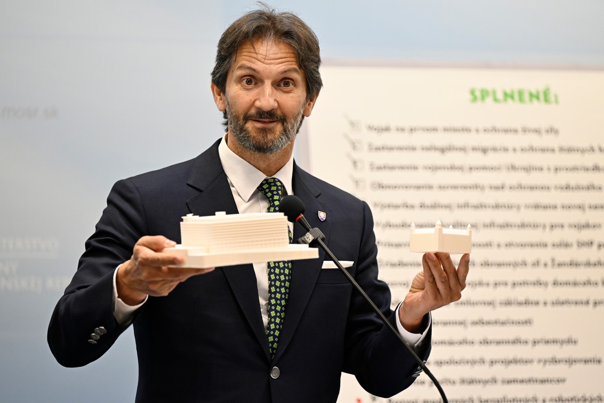 Pribudnú ďalšie F-16 aj nové nemocnice. Rezort obrany míňa miliardy, opozícia žiada jasné pravidlá