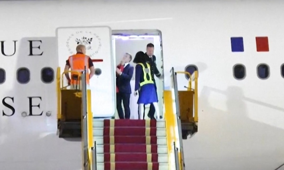 Facka rovno pred novinármi? Prezidenta Macrona udrela jeho manželka