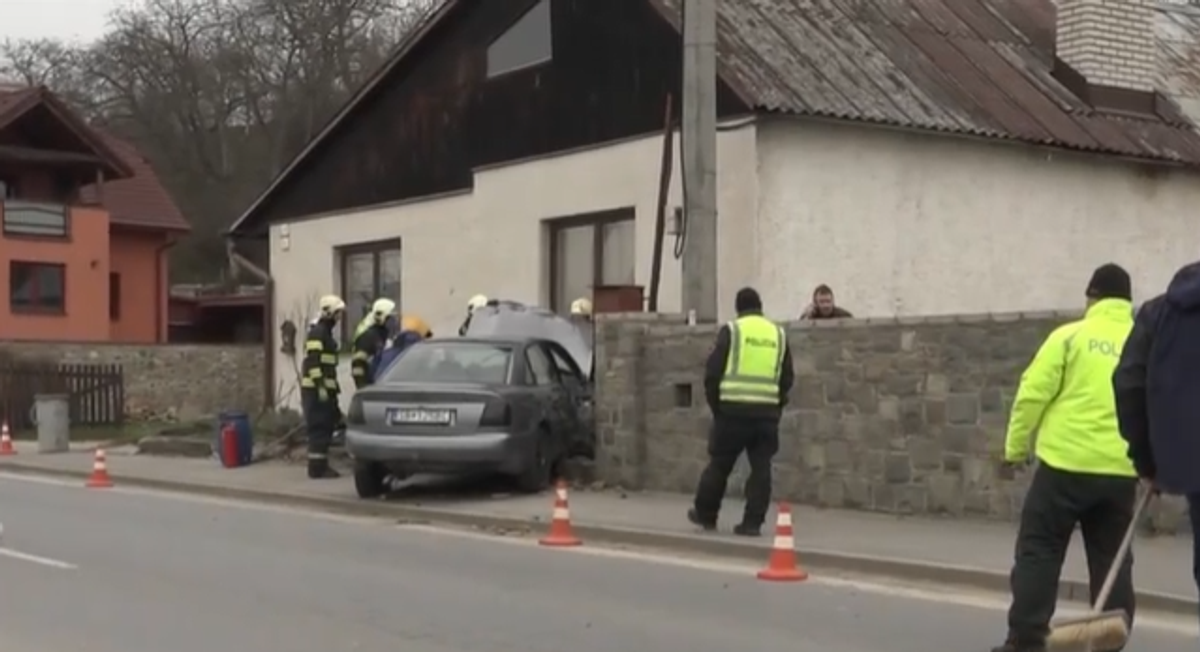 FOTO: V obývačke domu takmer skončilo auto