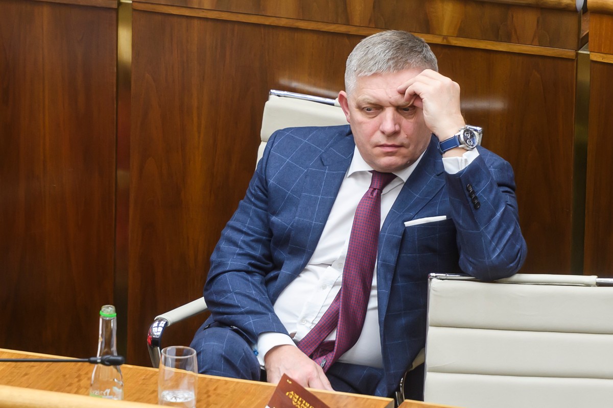 Takto vyzerá boj za demokraciu? Premiér chce skúmať výstupy v médiách, bude aj povinný dress code