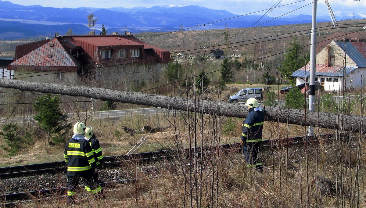 Mesto Vysoké Tatry vyhlásilo v piatok ráno mimoriadnu situáciu. Dôvodom bol silný vietor, ktorý ...