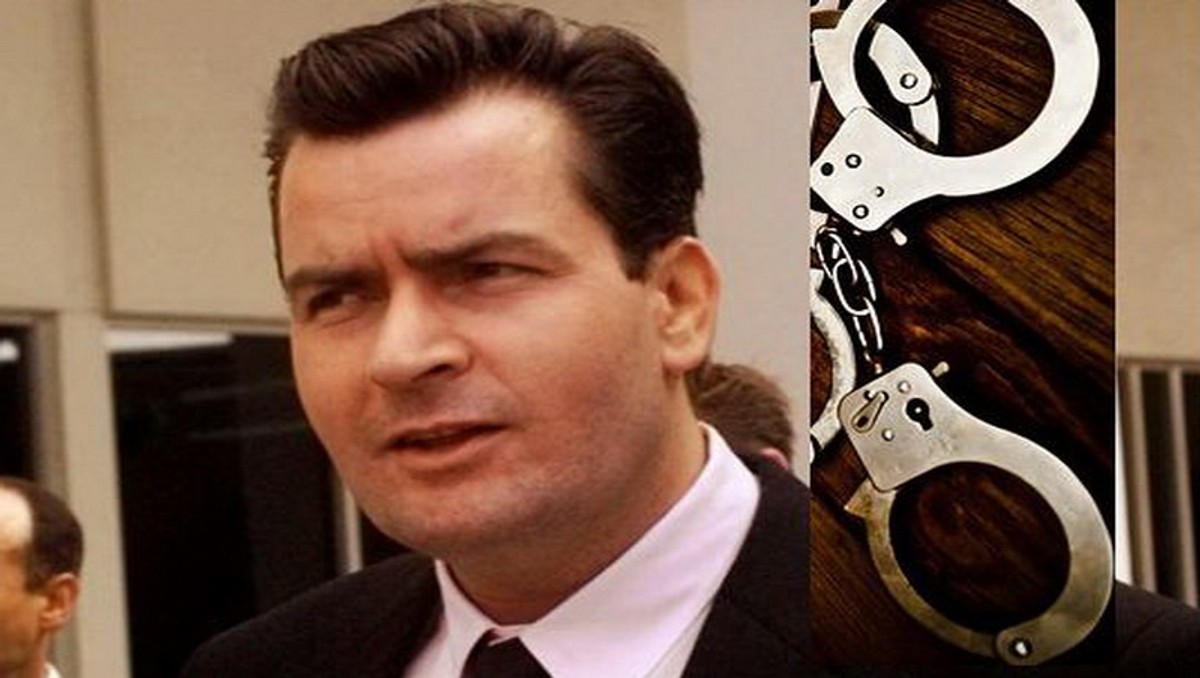 Charlie Sheen ide do basy