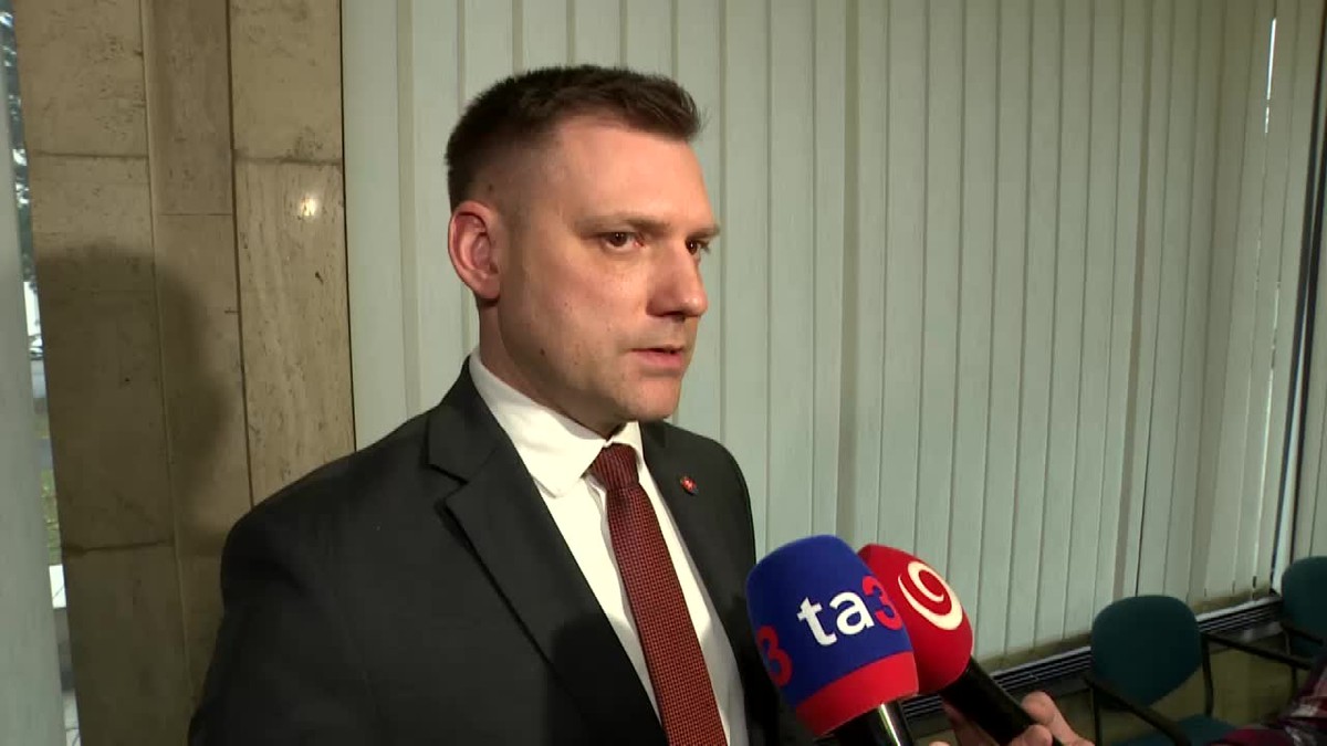 Slovensko proti zvyšku sveta. Peter Kotlár proti opozícií