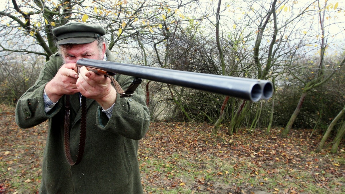 Pri Michalovciach pytliak namieril zbraň na policajta, ten ho postrelil