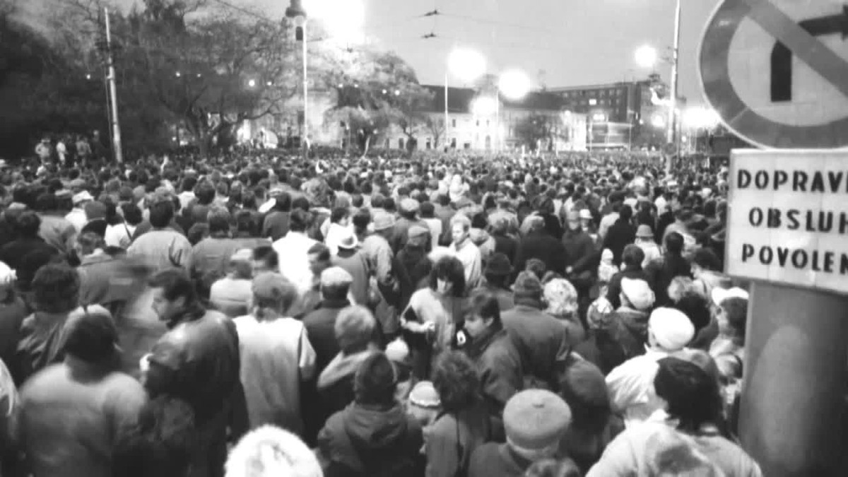 Nežná revolúcia v roku 1989 sa v Bratislave začala už o deň skôr