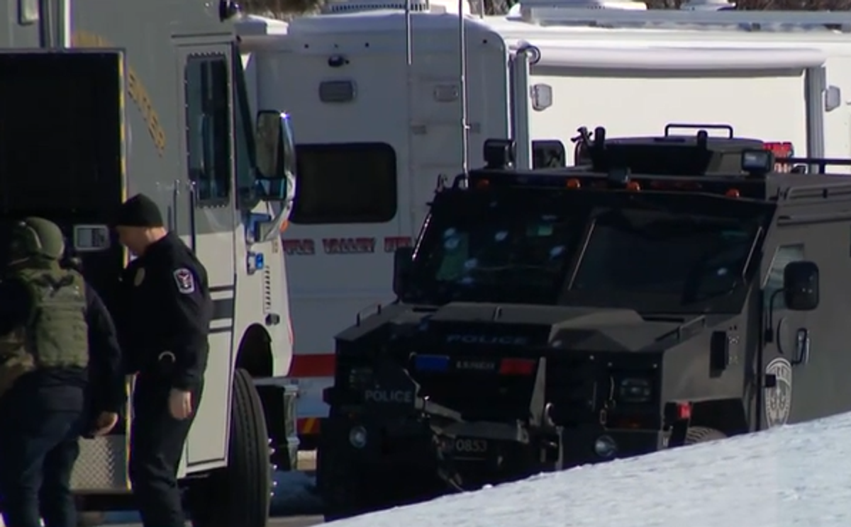 Rukojemnícka dráma: Muž so 7 deťmi v dome zastrelil policajtov aj hasiča