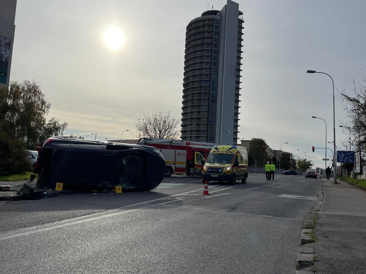Hrôzostrašná nehoda v hlavnom meste: Jedno z áut skončilo prevrátené naboku