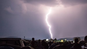 Búrka s krúpami sa prehnala Komárnom. Voda zaplavila cesty a vytopila pivnice